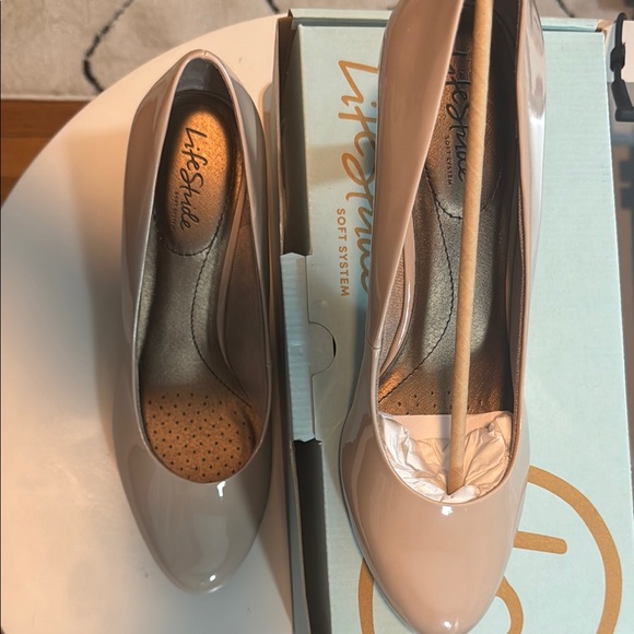 Life Stride | Shoes | Life Stride Cream Heels With Sleek Design | Poshmark